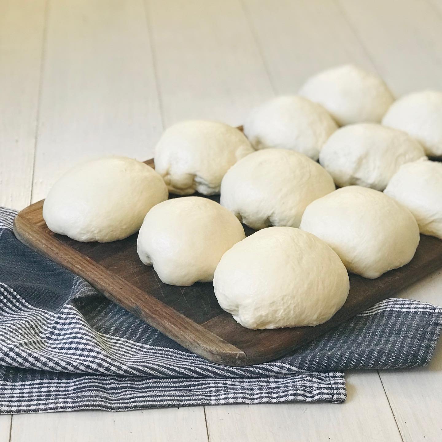 Thin & Crispy No-knead Sourdough pizza bases! | Beautiful Living Made Easy